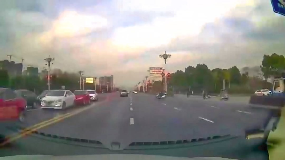 行车记录:这样骑电动车就得有人帮他,我追上去教育他,希望下次不要闯...