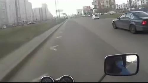 汽车玩漂移直接漂飞了,被行车记录仪抓个正着