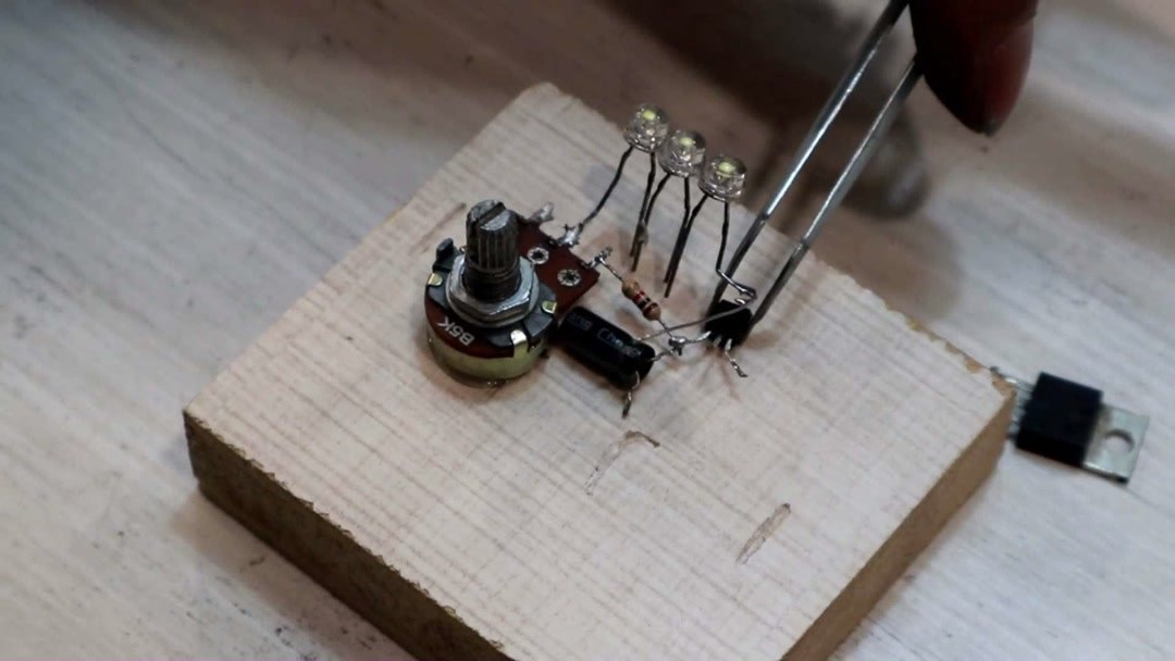 原来爆闪灯就是这样做出来的,闪烁频率可调,要是能装到车上多好