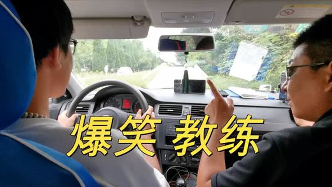 眼睛小伙练习科目二,碰到雨刷器,教练:恶意打雨刷器扣一万分!