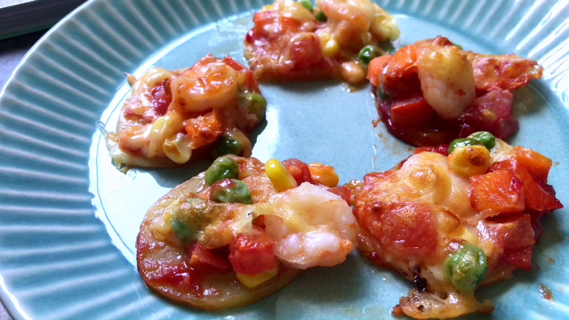 不用披萨皮,土豆片打底,一口一个的土豆虾仁披萨