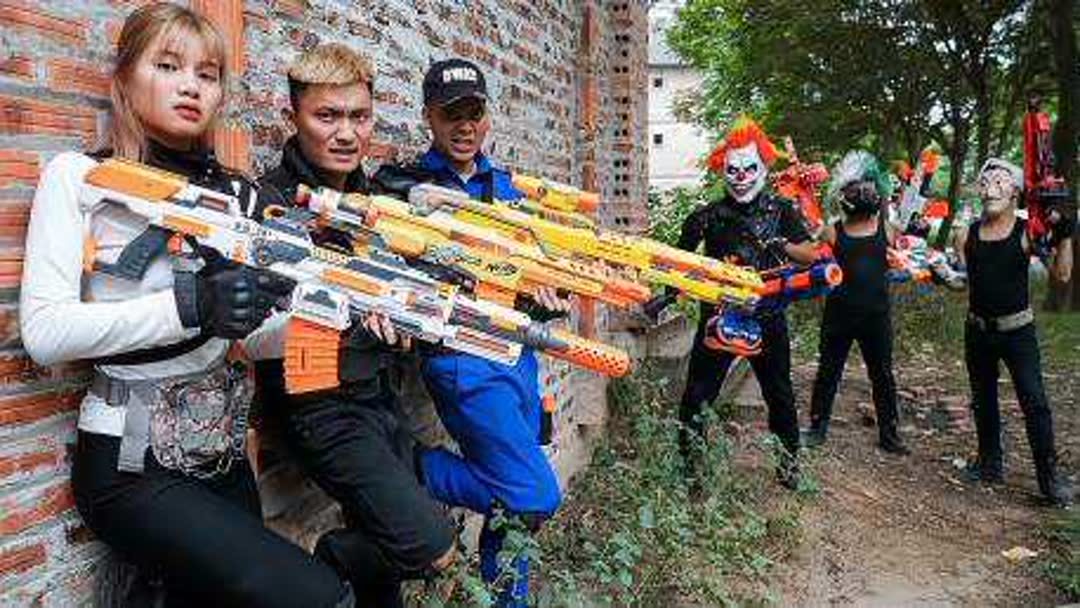 CS真人扮演:小伙子被坏蛋们抓住做苦力