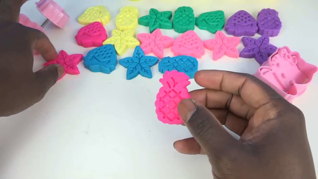 教小朋友们制作彩色的橡皮泥猫咪玩具