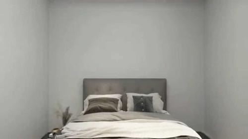 卧室空间小放不下衣柜,试试这样设计,不做占地广的隔断直接做推拉门