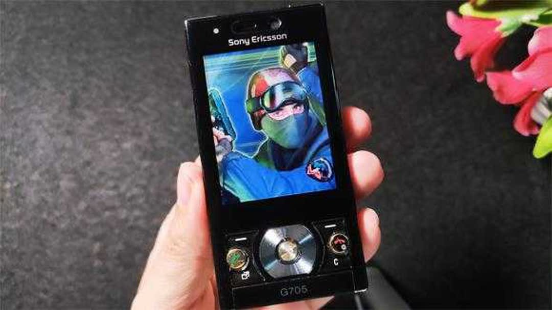 UP主在13年前功能手机上玩《反恐精英CS》