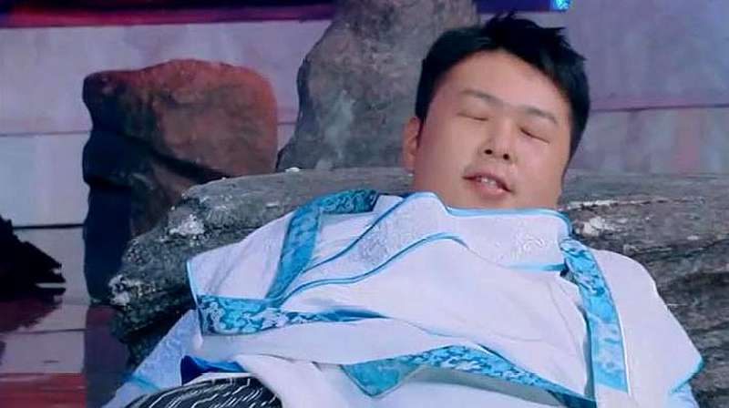 海涛在舞台上这个表演动作,好像在家里躺沙发,太搞笑了