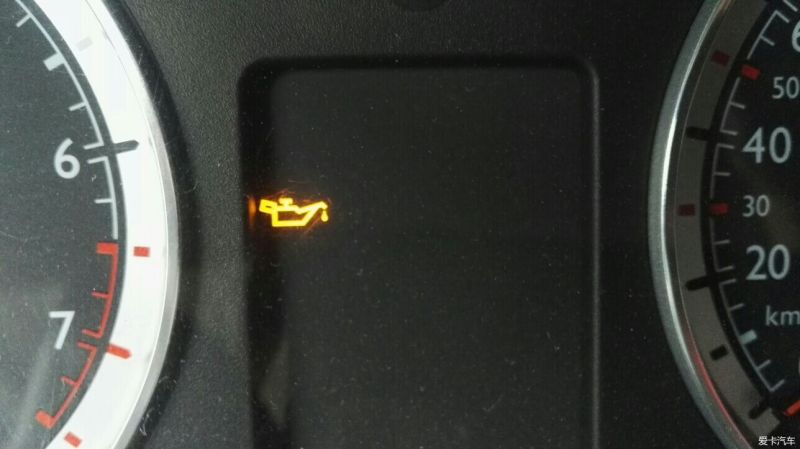 机油黄灯亮可以继续观察吗?