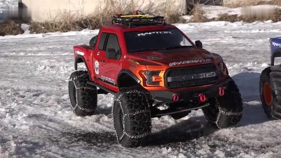 RC遥控福特F150皮卡雪地越野,装上防滑链真的帅