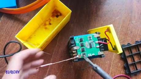 自己动手维修锂电池的电动喷雾器!看样子容量不足啊