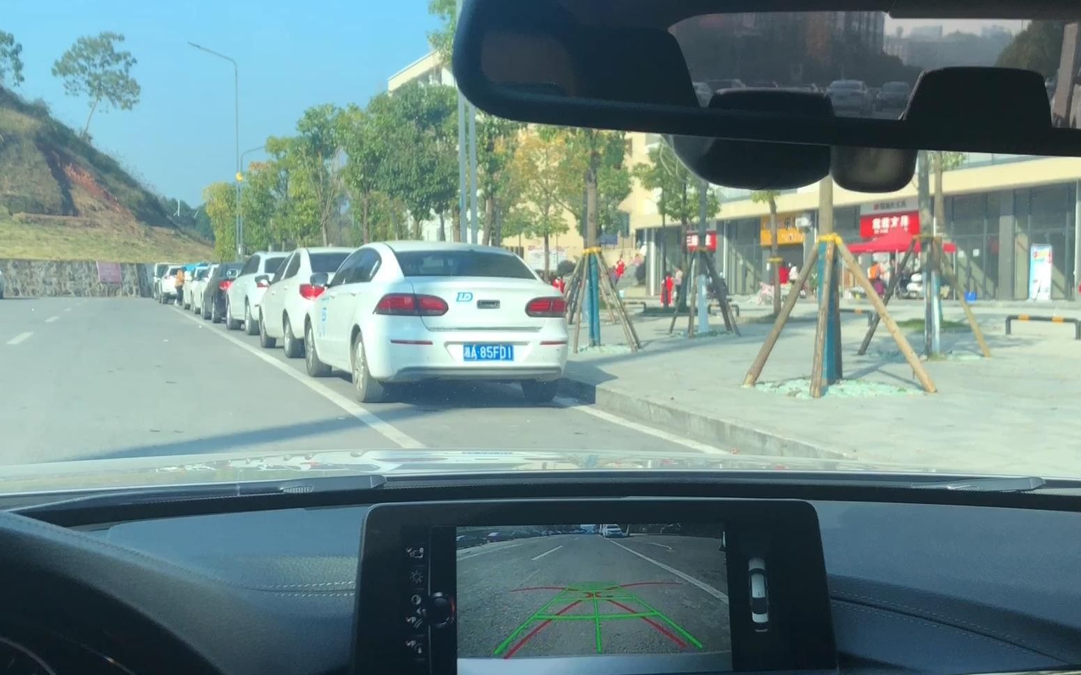 路边侧方位停车,老司机都喜欢用这招,驾校真没教过