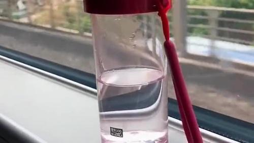 中国高铁稳定性测试,把一杯水放在列车边上,水的平面都没有动
