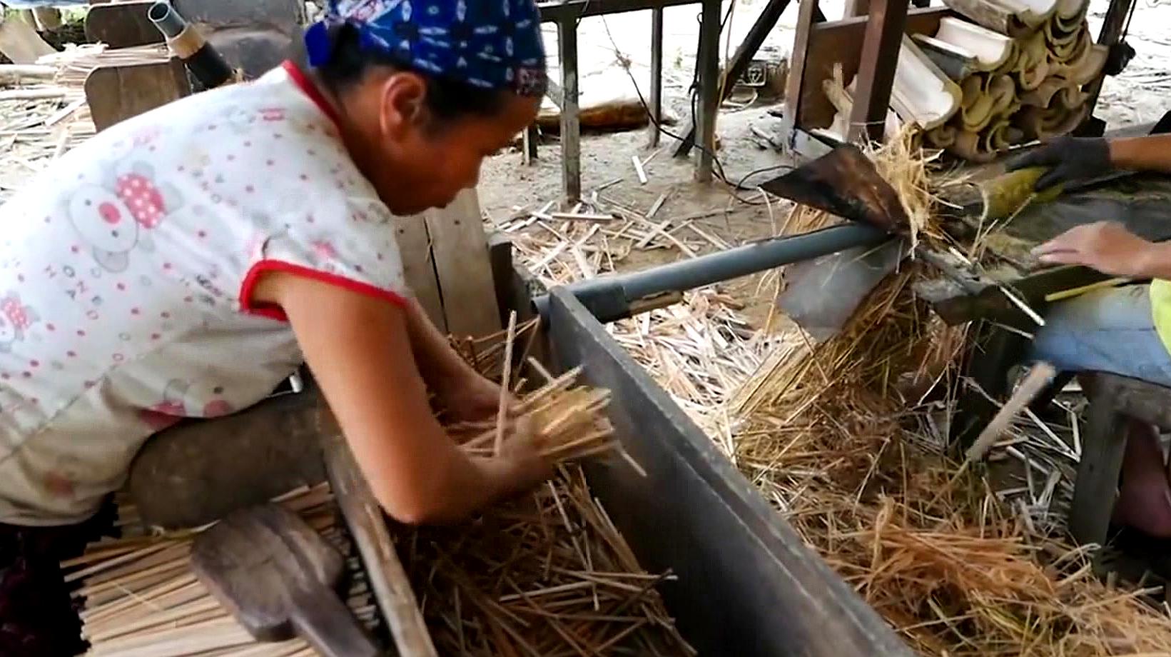 一次性筷子怎么制作的?小作坊这样加工筷子,看完还想用吗?