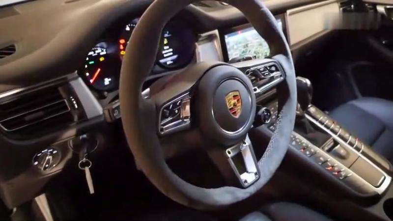 2019款保时捷Macan,打开LED尾灯和车门