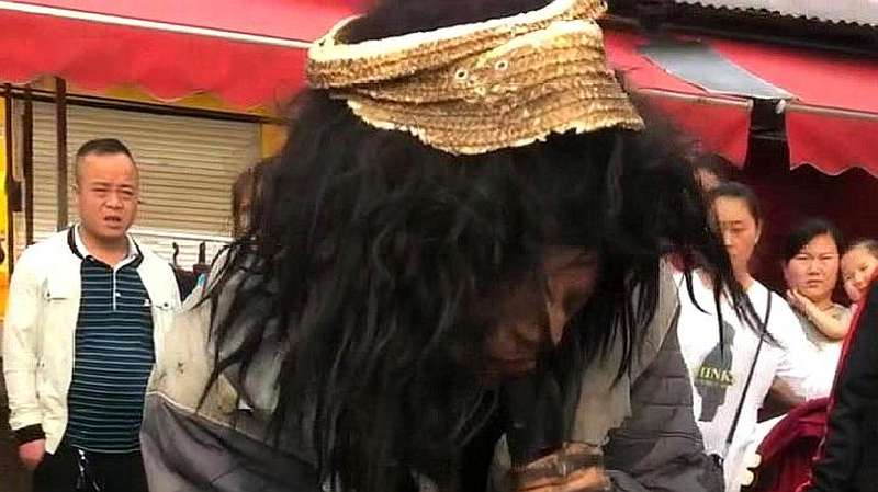 乞丐歌手街边行乞,一开嗓路人都听醉了,没想到遇到大哥砸场子