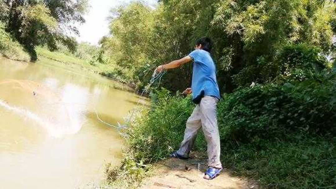 小伙30元网购的手抛网,可惜这抛网技术还未到家,谁会的指导一下