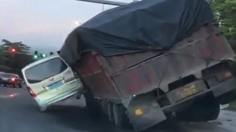 我国“最牛“的五菱面包车,扛起20吨货车,网友:不愧是国产神车