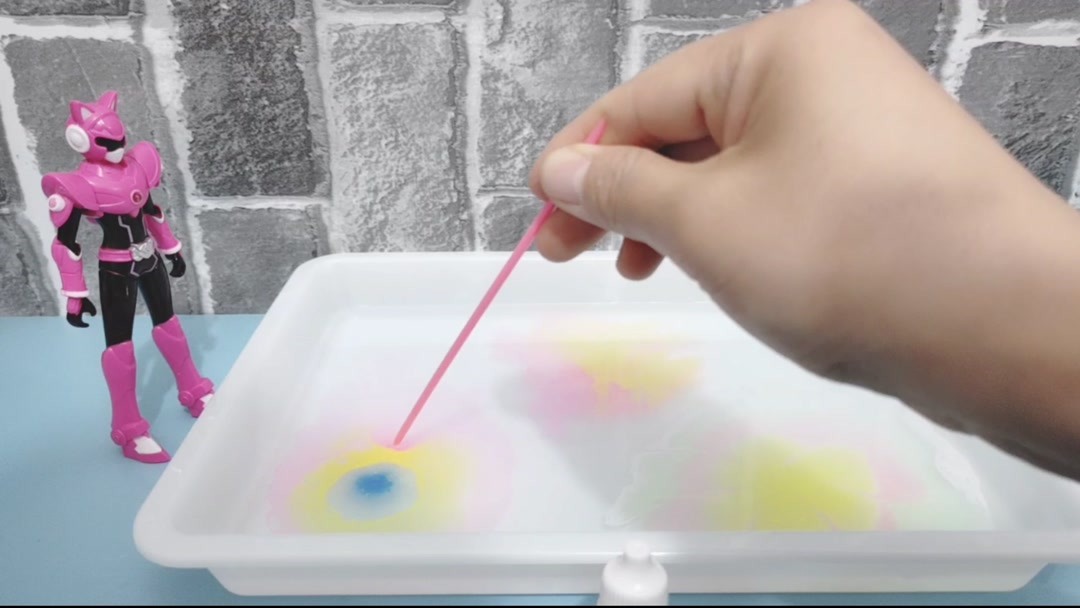 露西分享水拓画。水里有一朵漂亮的花儿