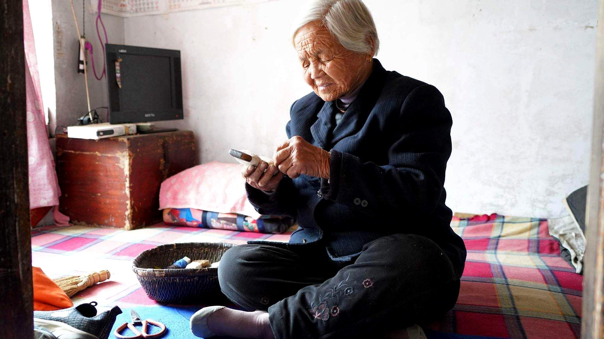 针线活,现在的年轻人有几个会自己缝袜子呢?