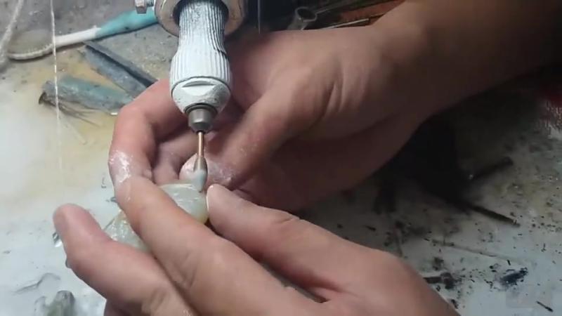 雕刻一个玉石挂件要用到这么多钻头,而加工费却只有几百块钱