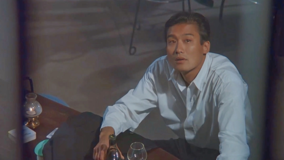 火烧岛:小警察心情不好,去酒吧喝酒卖醉,结果和别人发生了冲突