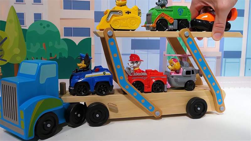 儿童喜爱的用玩具汽车运输字母积木学习认识英文字母趣味互动游戏