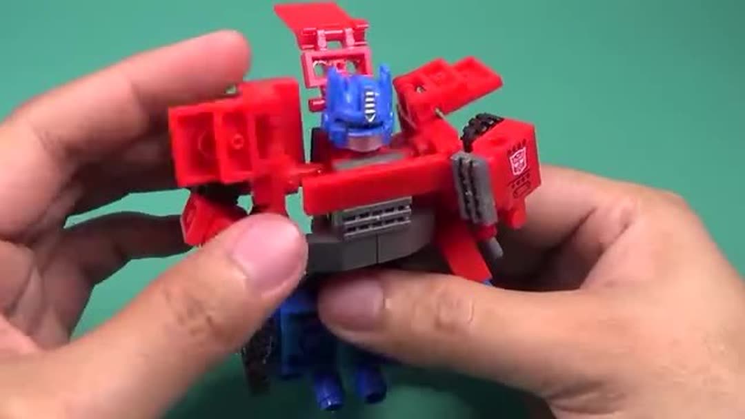 捧在手心里的玩具 变形金刚擎天柱乐高积木迷你版