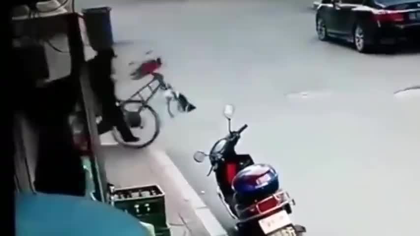 三轮车,"高难度"的车祸,女司机破门而入!精彩一幕发生了