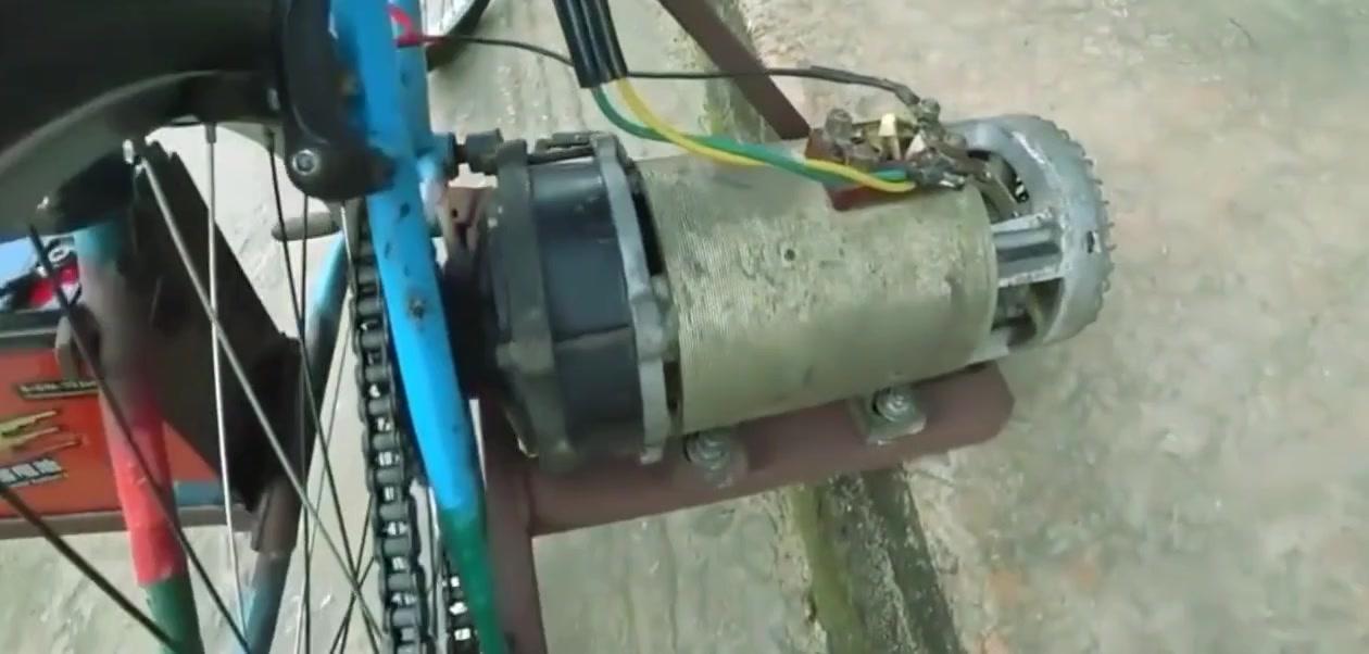 印度大哥用中国电池制作的电动自行车,车好用,速度还很快,佩服