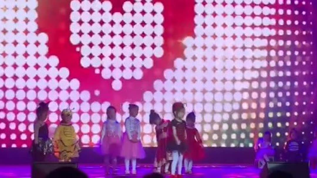 幼儿园表演游戏《小青虫的梦》