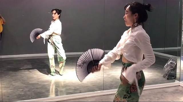 舞蹈教程:《青花瓷》舞蹈动作分解,拿扇子的古典舞你喜欢吗?