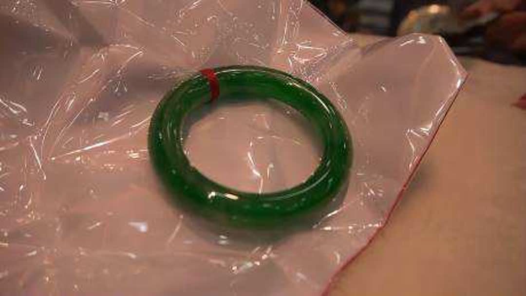 缅甸翡翠公盘5亿的标王!切出完美的手镯,卖3000万您觉得如何?
