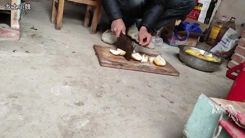 跟农村大爷一起熬梨膏,6斤梨熬出一小盆汤,也算成功了吧