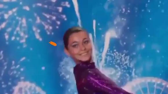 外国美女进行柔术表演,男评委看了直捂眼,这场面太尴尬