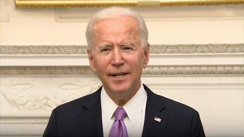 拜登签署行政令 要求在飞机和机场佩戴口罩