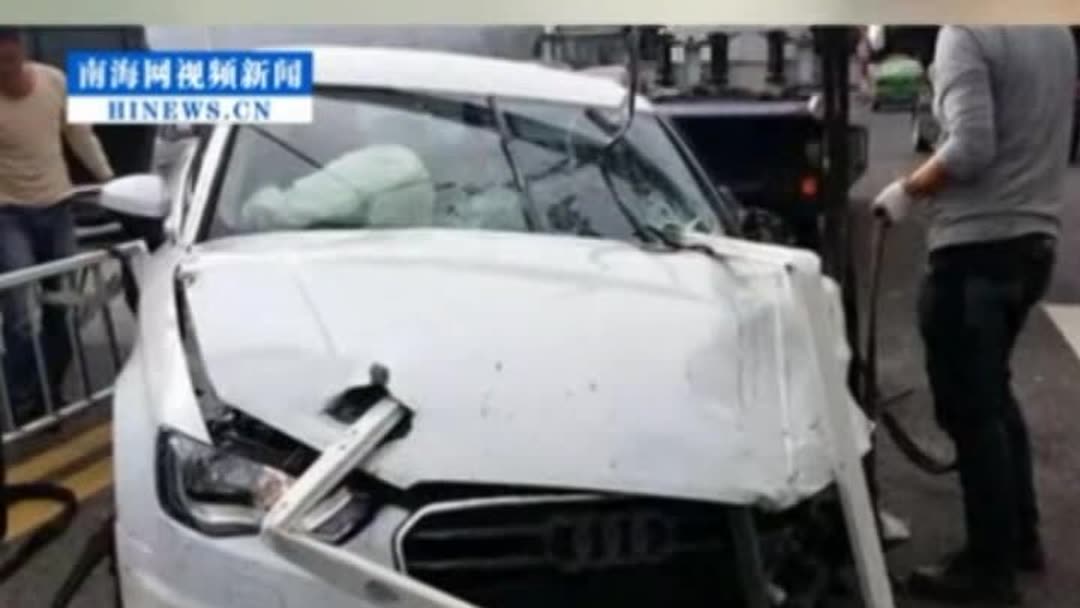 奥迪女司机连撞4车现场惨烈 辩称来月经大脑一片空白