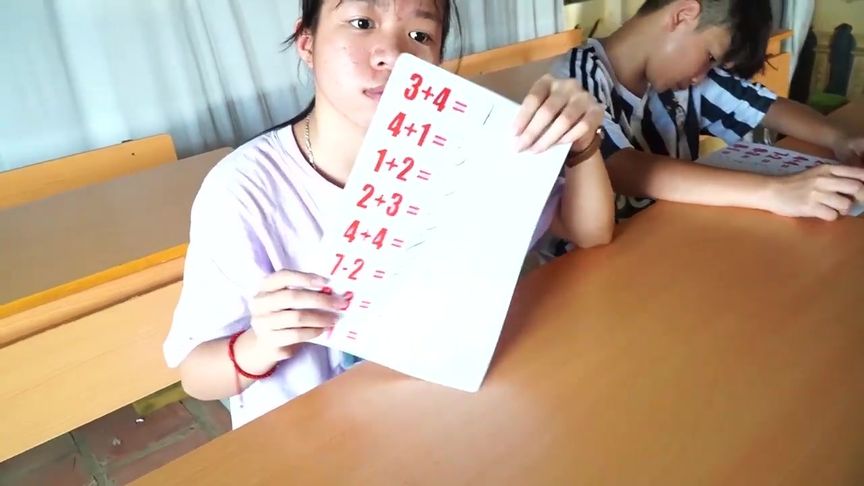 教室趣味童谣,孩子们上学学习颜色,数字和数学计算