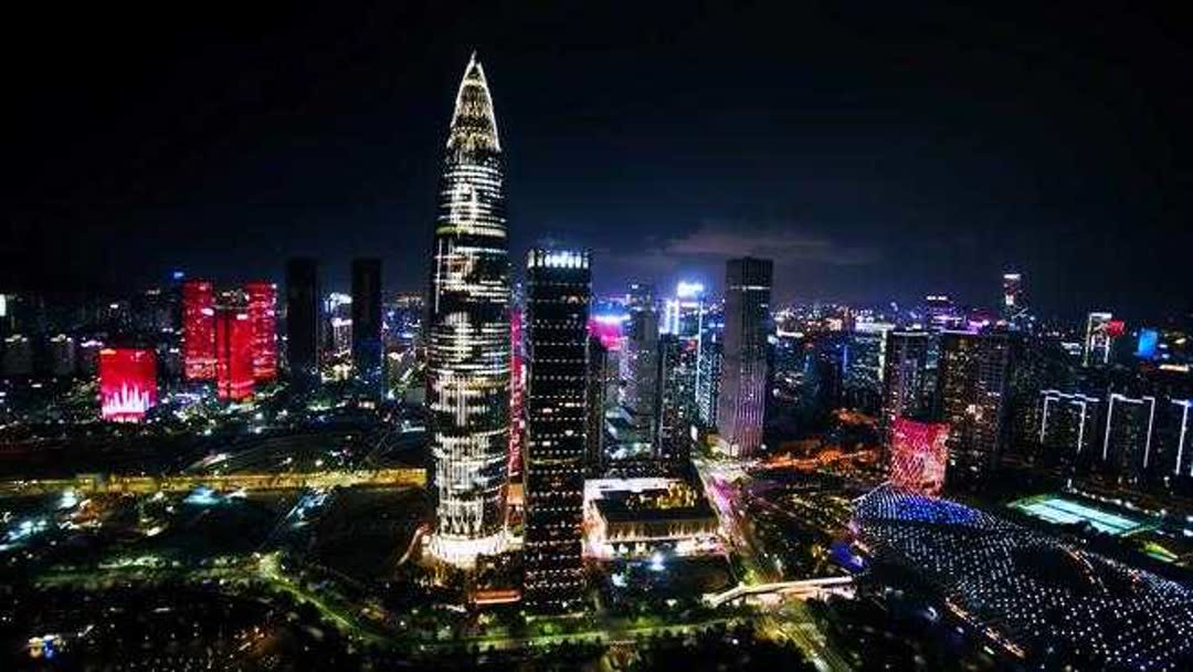 深圳上演夜空秀!千架无人机编队飞舞在夜空中,高燃演绎 网络安全宣传语