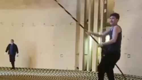 工人一点安全意识都没有,好歹也得戴个安全帽,不然上面的绳子掉下来...