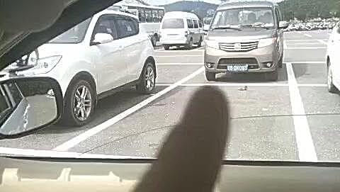 教练亲自示范讲解现实版的倒车入库技巧要领, 技巧简单看几遍就学会了!