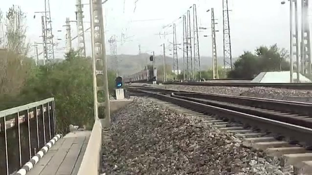 宝中铁路上的韶山3机车牵引K1295次列车通过固原站