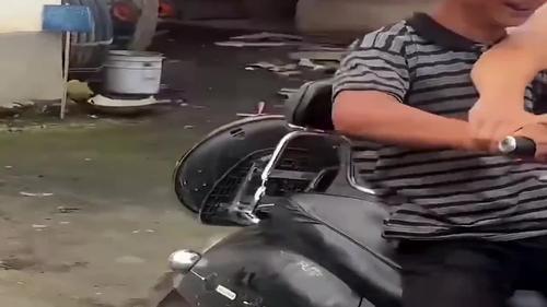 男子教大爷骑电动车,谁知大爷拧着油门不放手,网友:按这速度已经出省了