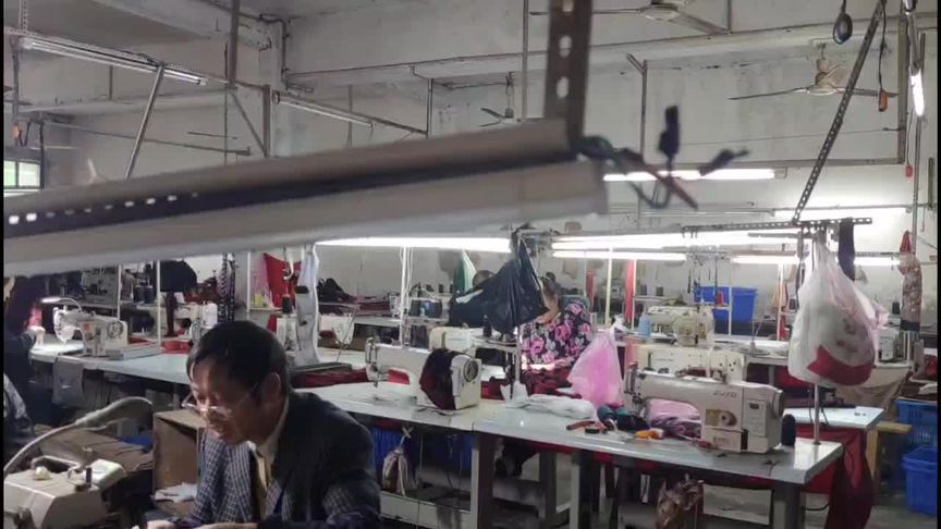 工厂实拍记录服装厂设备维修
