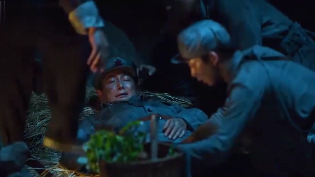 光荣与梦想47:陈毅腿受伤还是腐烂,老乡用镰刀帮他割肉