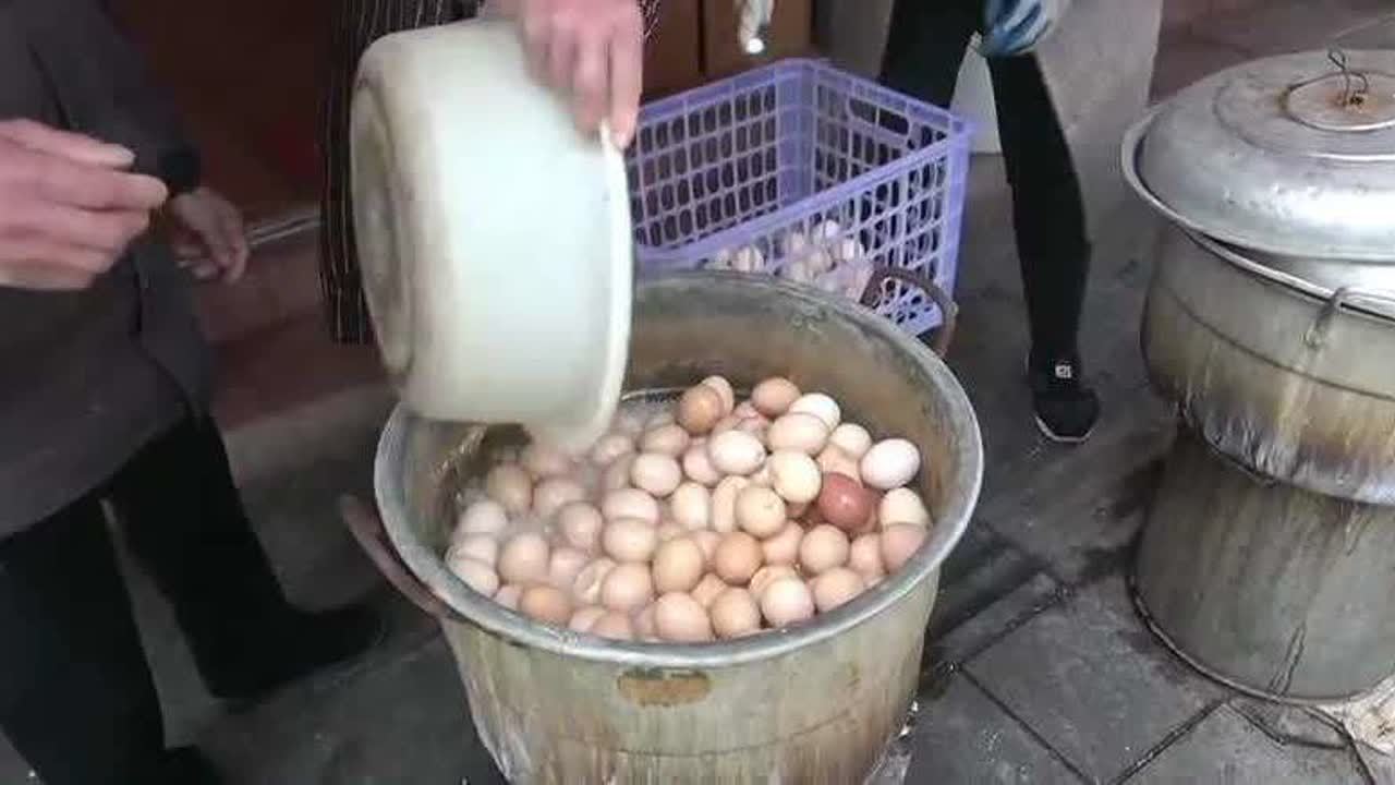 特色美食童子尿蛋,老板娘直接端来一盆尿倒了进去,太味了