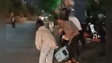 【广西】玉林街头上演“狗咬狗” 小狗遭恶犬撕咬惨叫不止