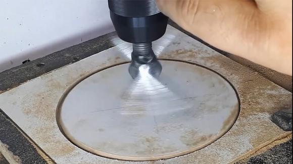 外国老师傅自制切割圆板工具,比圆规画的还圆,真是神器!