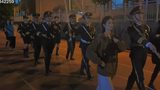 学校国旗护卫队晚上操场训练 网友:升旗仪式上的你们又帅又飒!