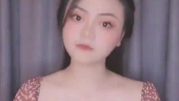 好眼熟,她模仿的哪部动画片女主角