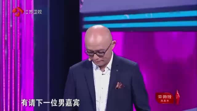 小伙翻唱凤凰传奇歌曲,现场瞬间嗨起来,女嘉宾直接留灯倒追!