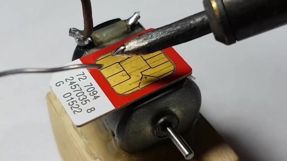 用一张SIM卡跟几根铜条就能产生电流,长见识了